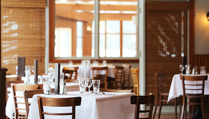 Expresiones clave en un restaurante: pedir la cuenta y más - What's Up!